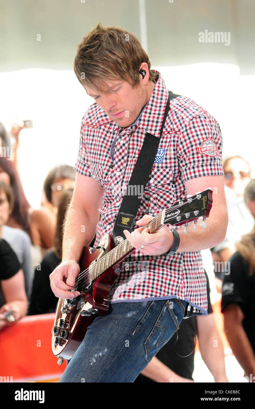 Joe Don Rooney Rascal Flatts perform on NBC's 'Today' in Rockefeller ...