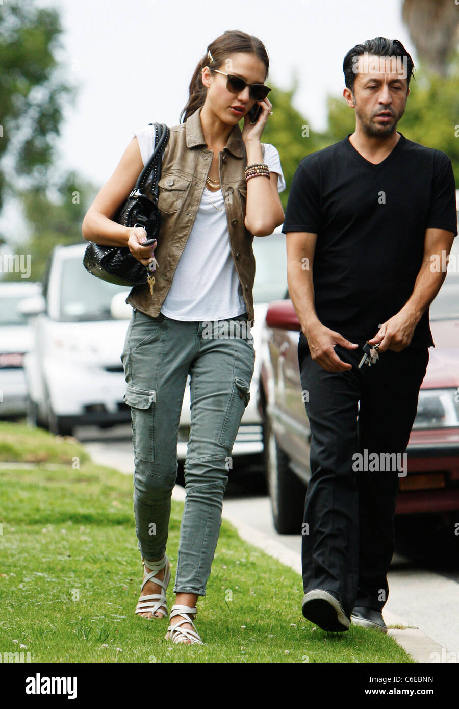 Jessica Alba talking on her cell phone while arriving at a residence in ...