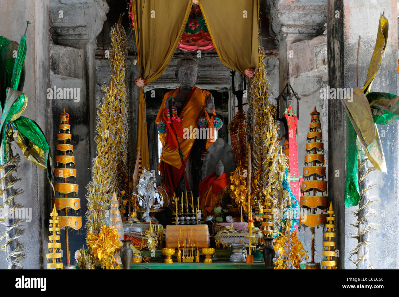 Angkor wat Preah Poan hall of a thousand buddhas statues robed robes ...
