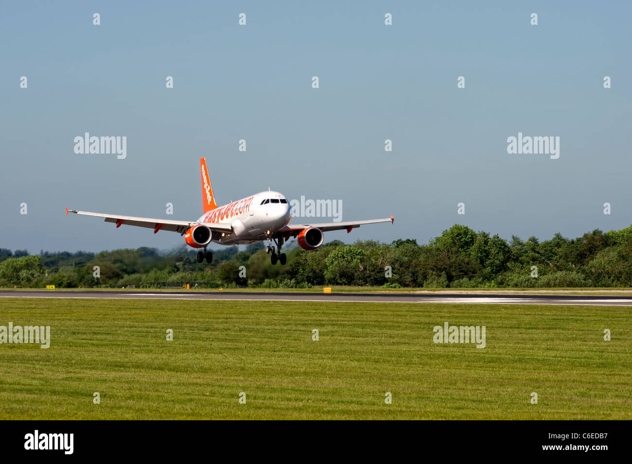 Easyjet plane landing hi-res stock photography and images - Alamy