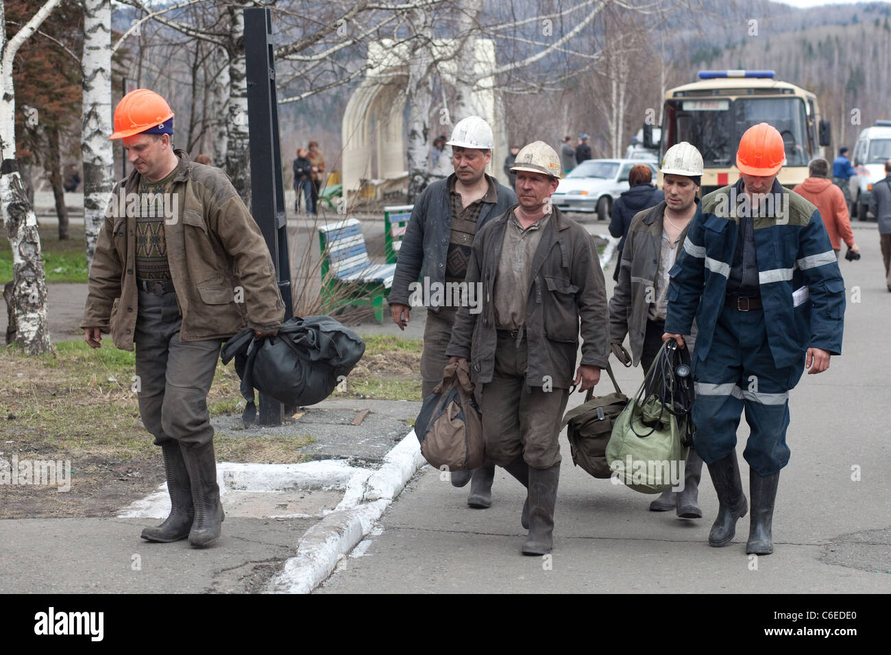 Russian miners take part in the rescue operations at Raspadskaya mine ...