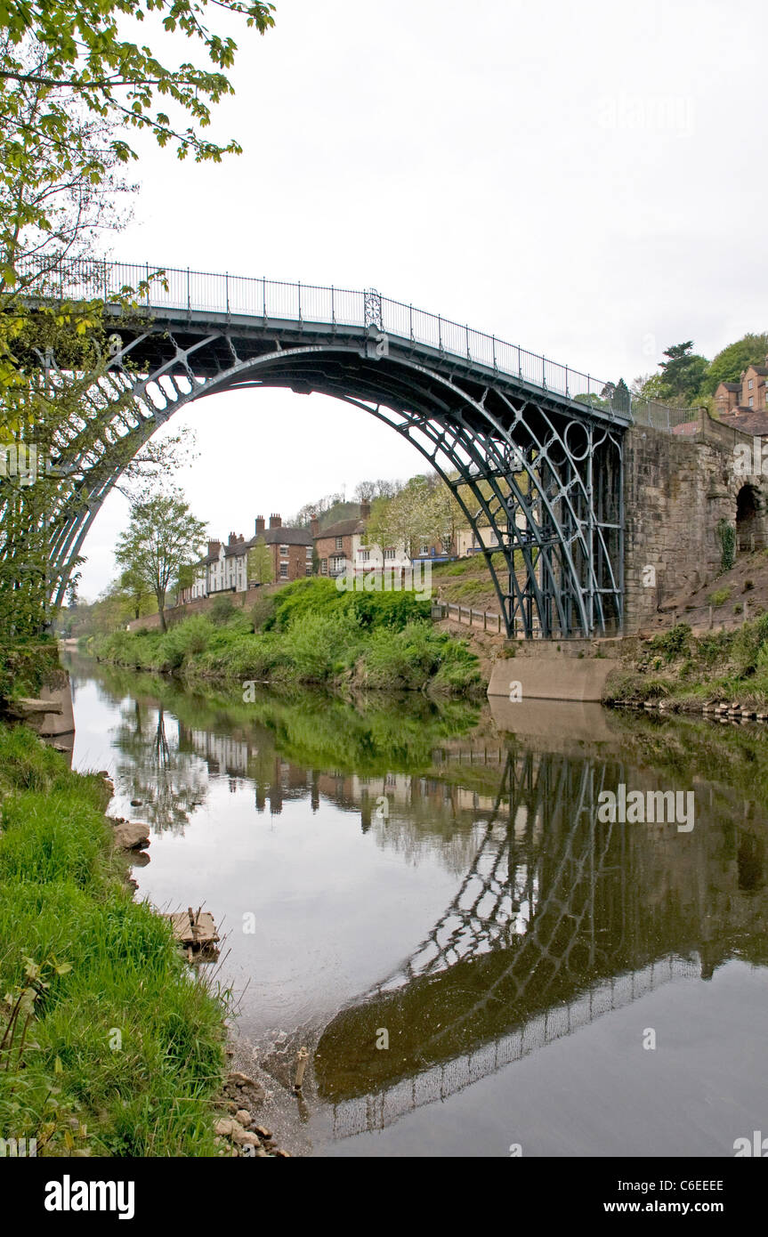 Iron bridge across river severn hi-res stock photography and images - Alamy
