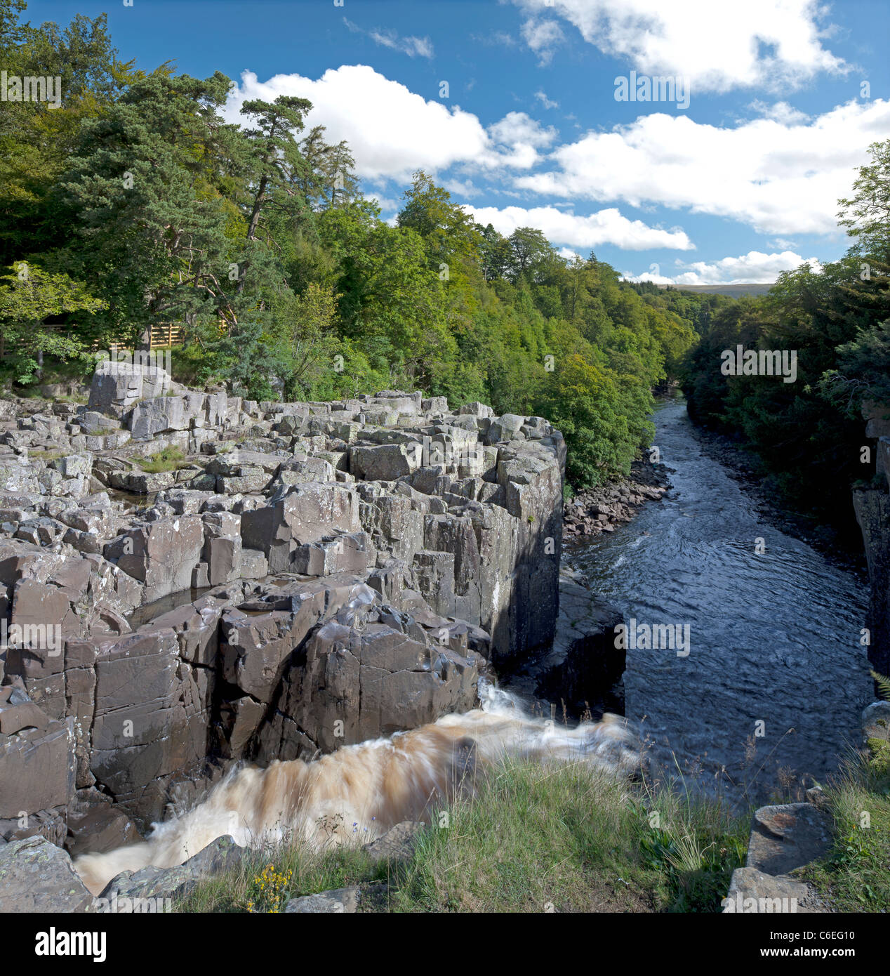 Gushing water of the River Tees, over High Force Waterfall in Teesdale ...