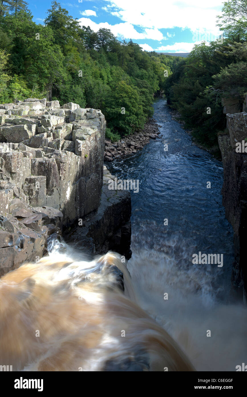 Gushing water of the River Tees, over High Force Waterfall in Teesdale ...