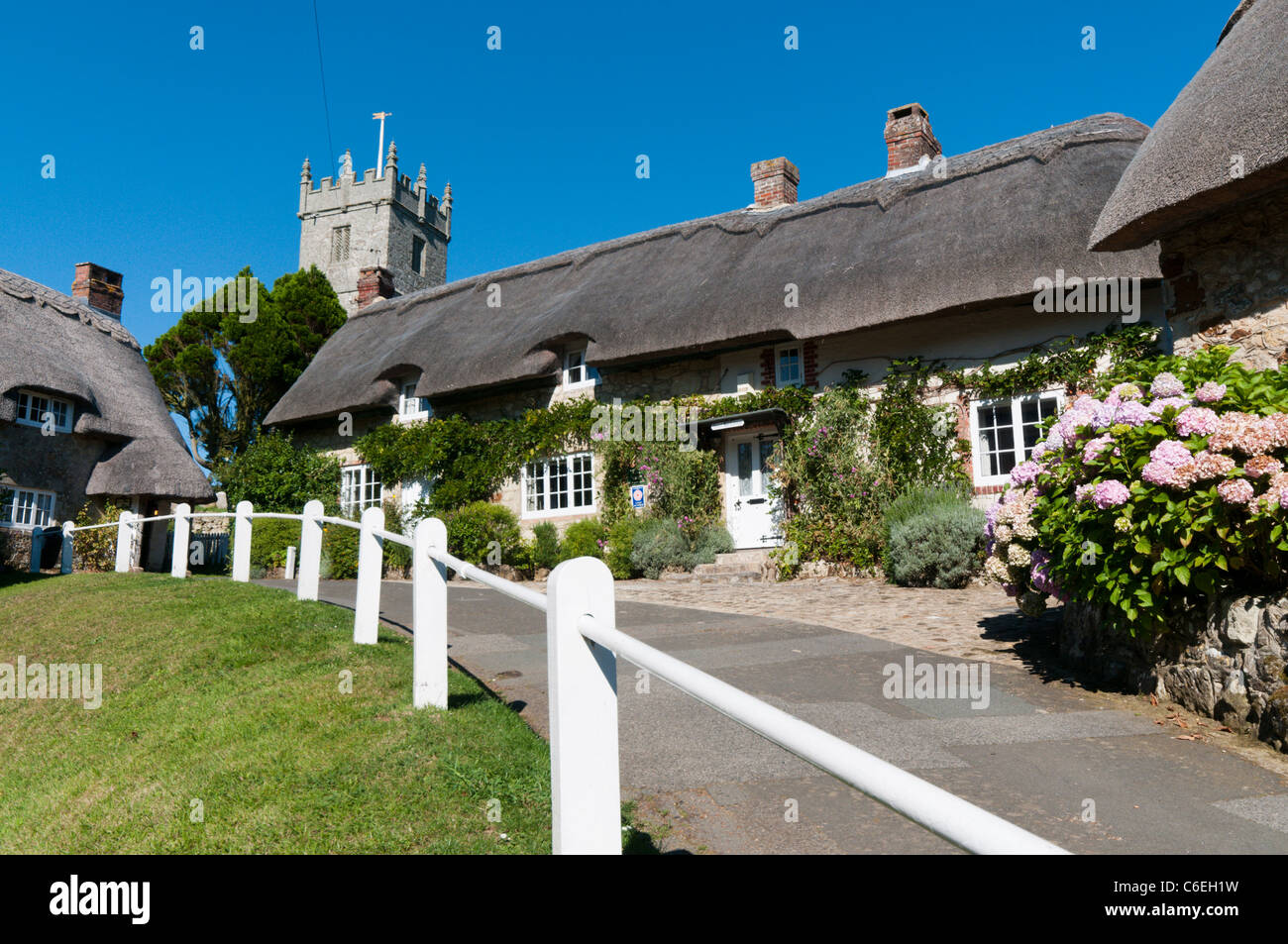 Beautiful thatched cottages uk hi-res stock photography and images - Alamy