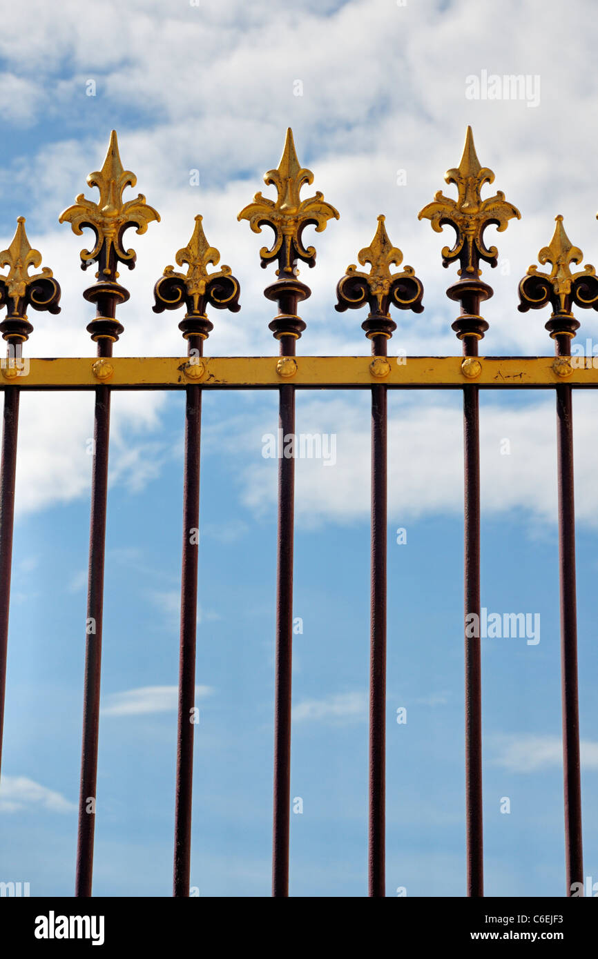 Gilded fence, Neue Hofburg, New Imperial Palace, Heldenplatz square ...