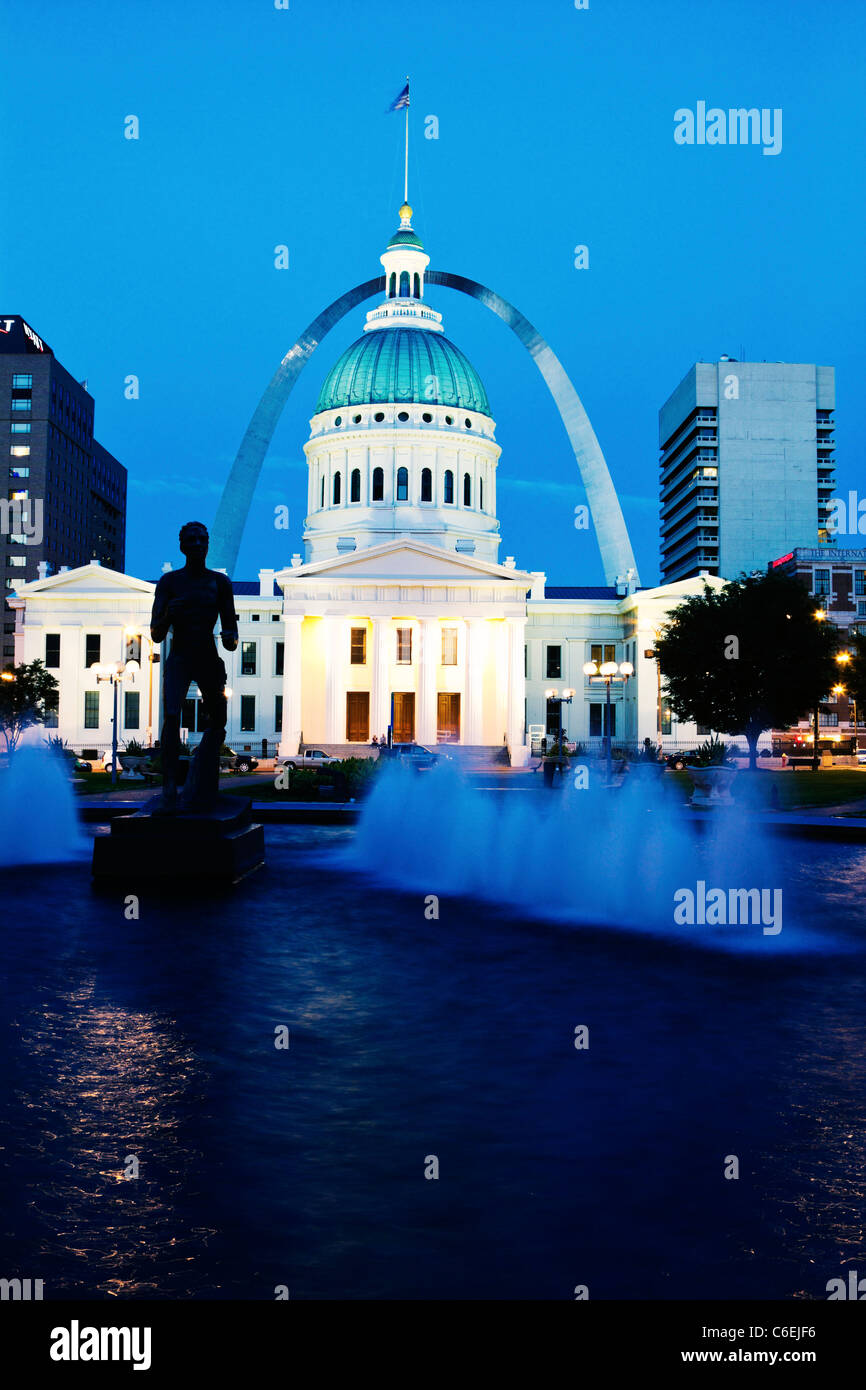 USA, Missouri, St. Louis, Fountain and courthouse at dusk Stock Photo ...