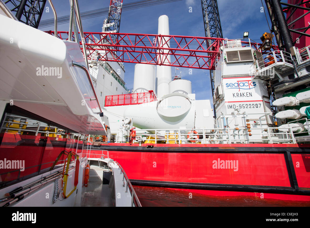 Crew transfer boat hi-res stock photography and images - Alamy
