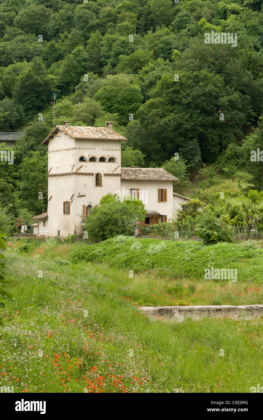 Single houses in the countryside hi-res stock photography and images ...