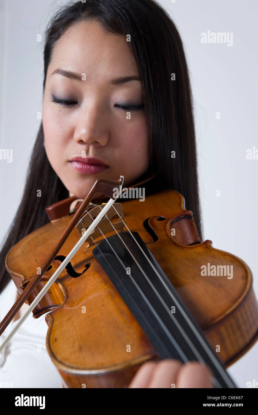 Japanese violinist hi-res stock photography and images - Alamy