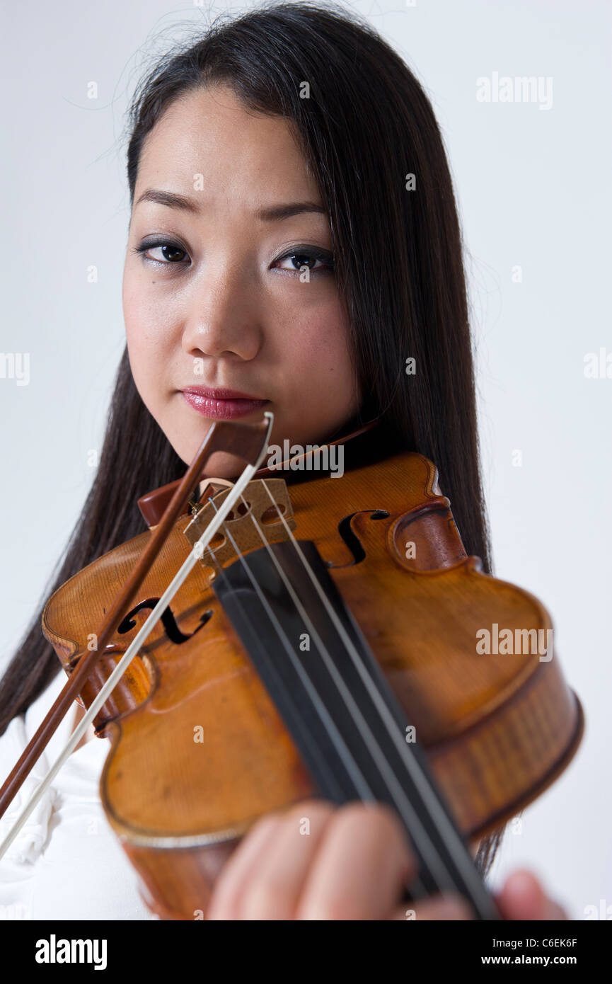 Japanese violinist hi-res stock photography and images - Alamy