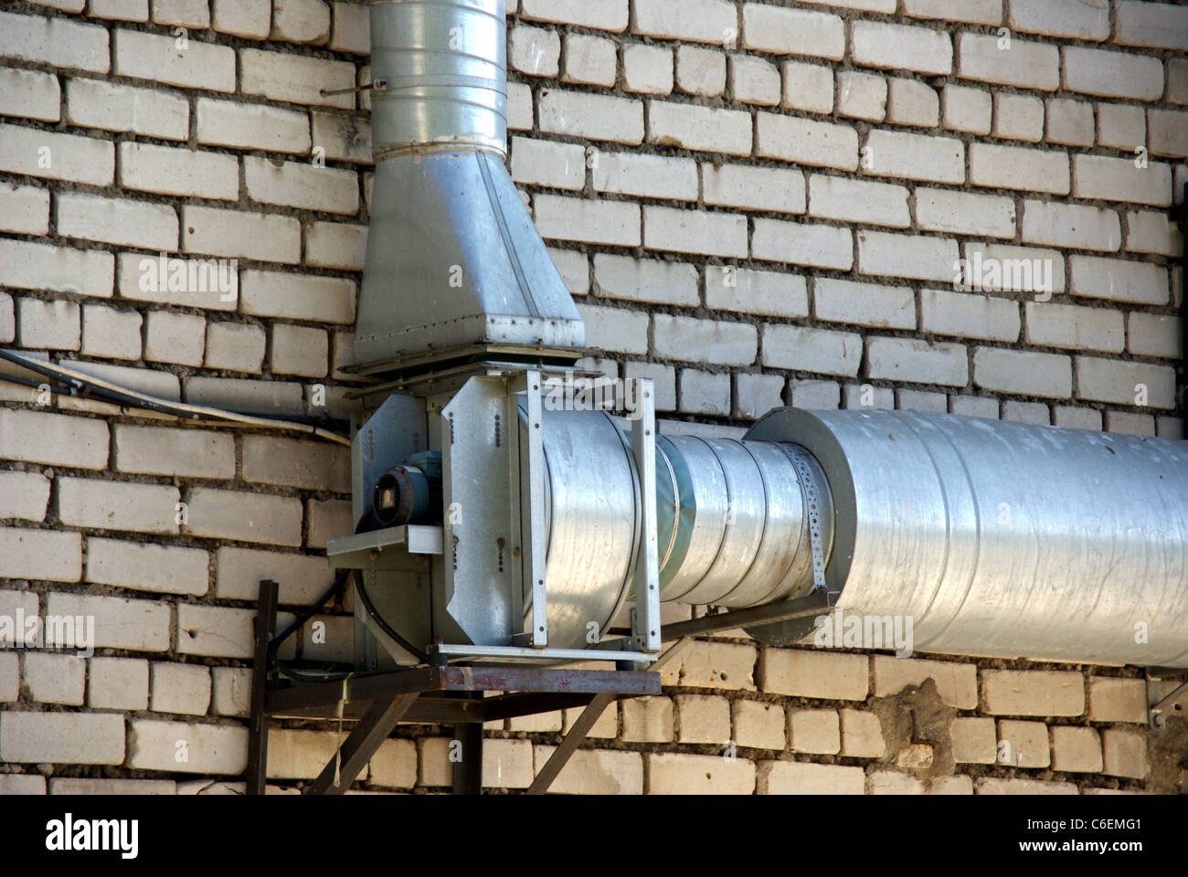 Brick wall with air vent hi-res stock photography and images - Alamy