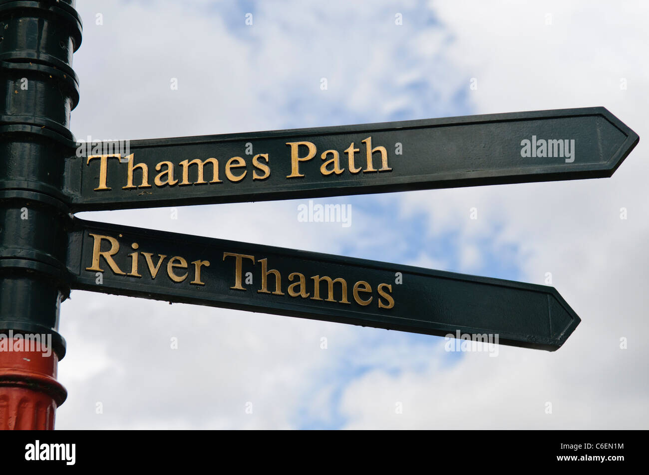 Thames path signs hi-res stock photography and images - Alamy