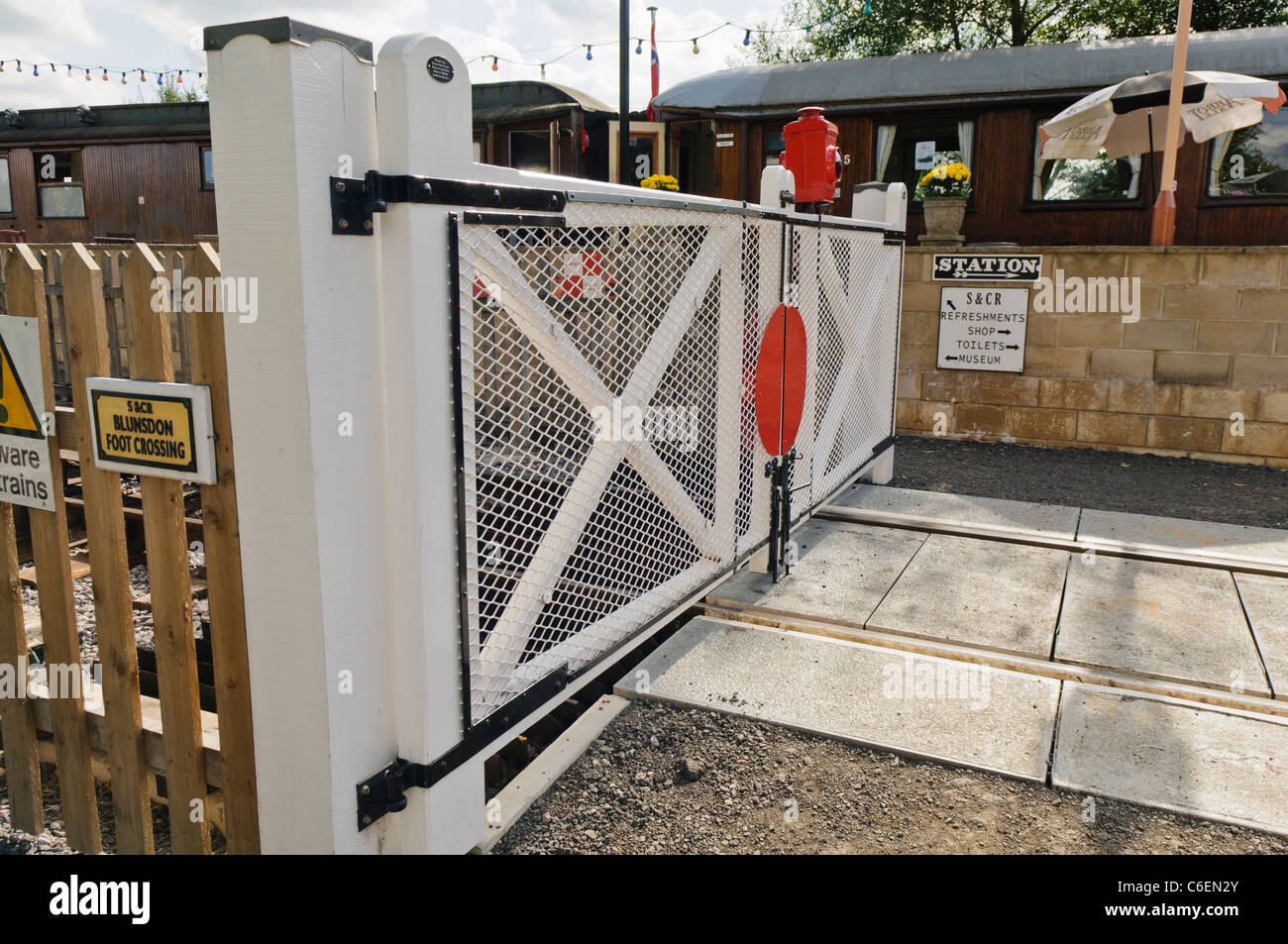 Manually operated level crossing hi-res stock photography and images ...
