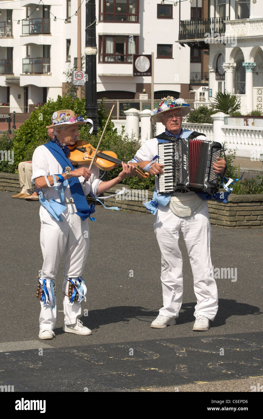 Musicians on the beach promenade hi-res stock photography and images ...