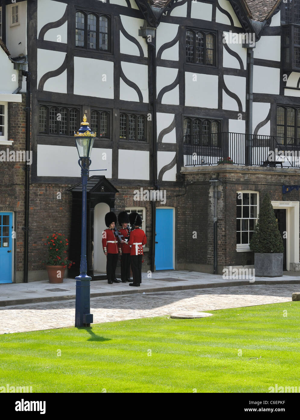 Changing the guard at the Queen's house, Tower of London, London ...