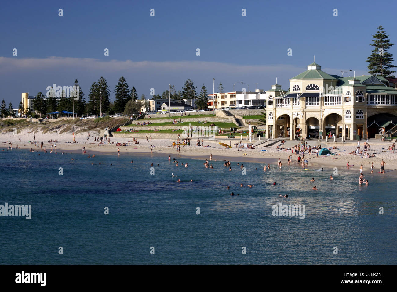 Summer crowds and historic Indiana Teahouse and Cottesloe Beach. Perth ...