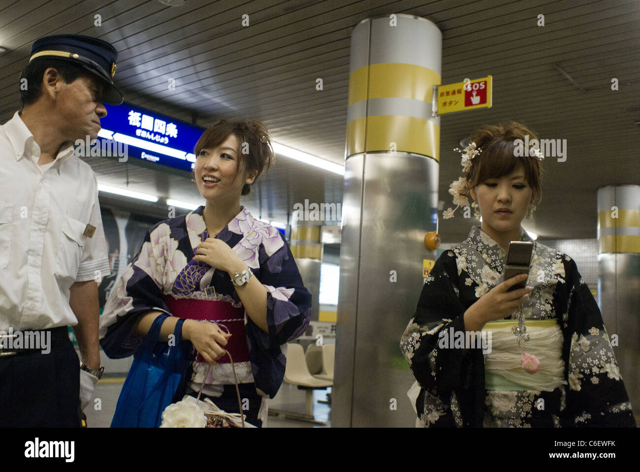 Kimono dress in kyoto hi-res stock photography and images - Alamy
