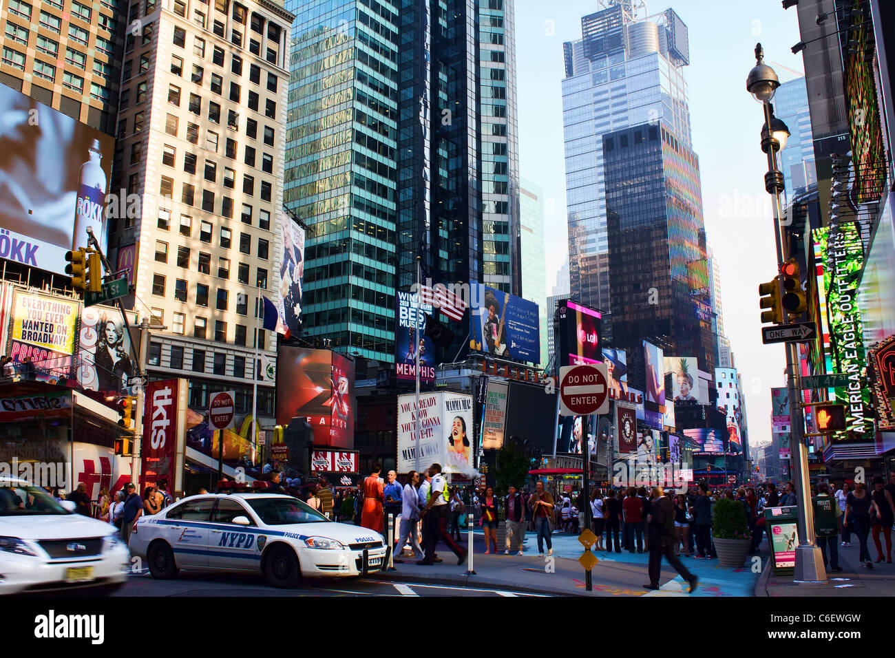 Times square shop sign hi-res stock photography and images - Alamy
