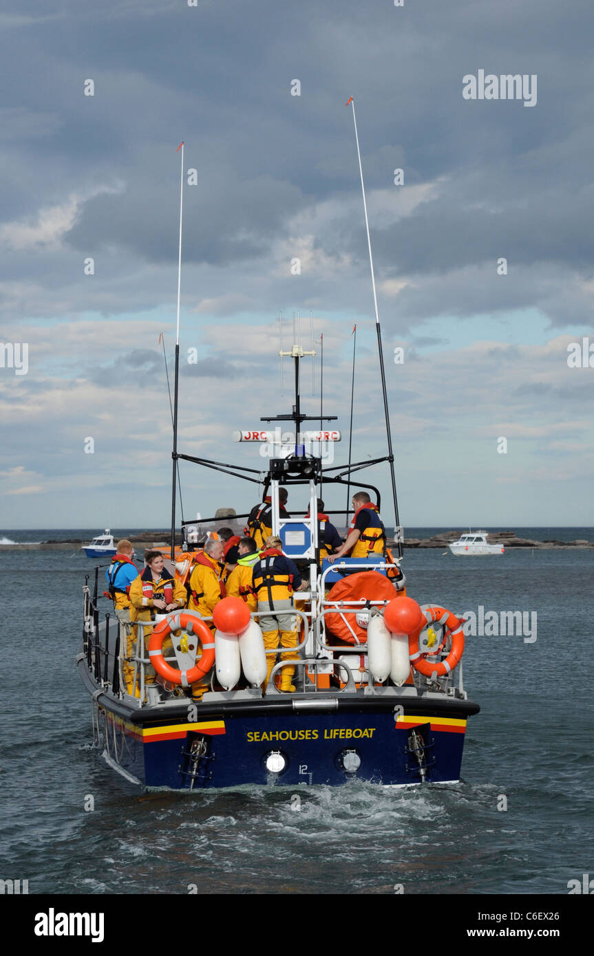 Seahouses lifeboat, the RNLB Grace Darling leaves harbour, Seahouses ...