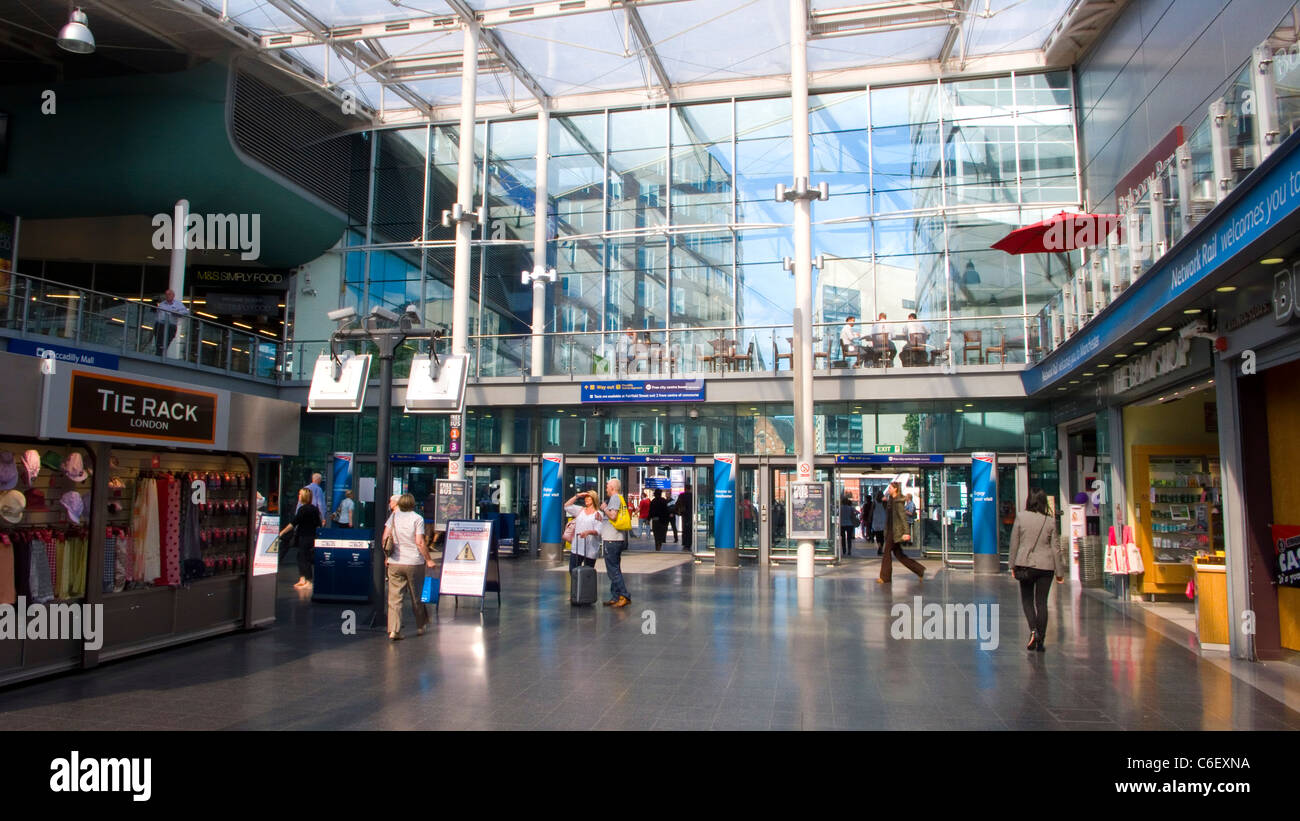 Manchester piccadilly station entrance hi-res stock photography and ...