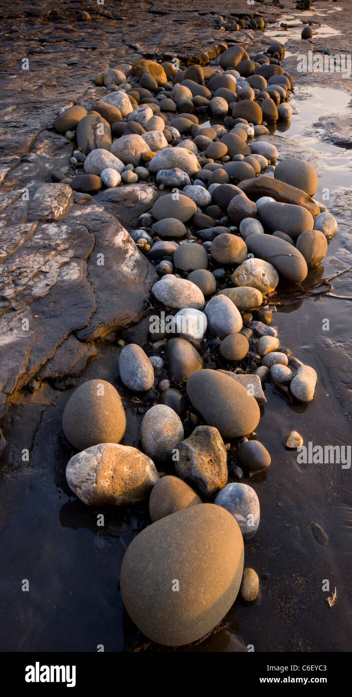 Rocks and rock-pools at low tide in Kimmeridge Bay, Dorset Stock Photo ...