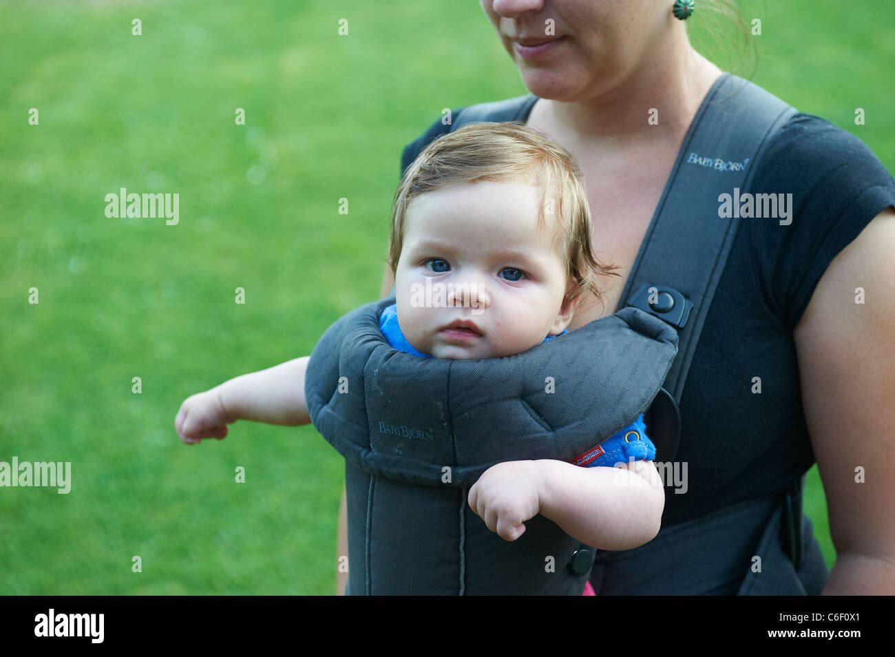 Mother carrying baby in baby carrier outside Stock Photo - Alamy