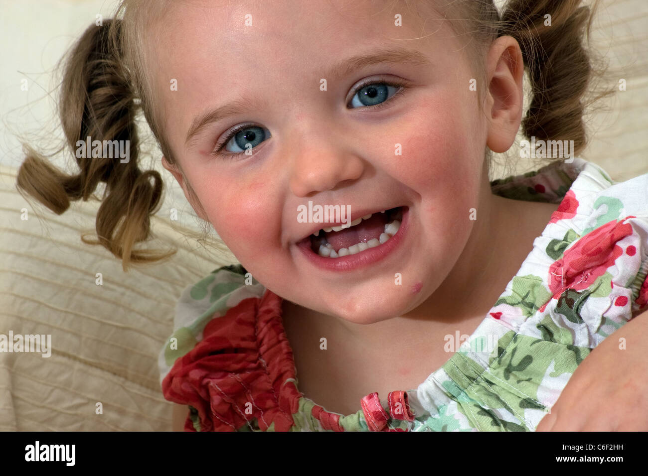 young toddler girl sister smiling laughing twin Stock Photo - Alamy