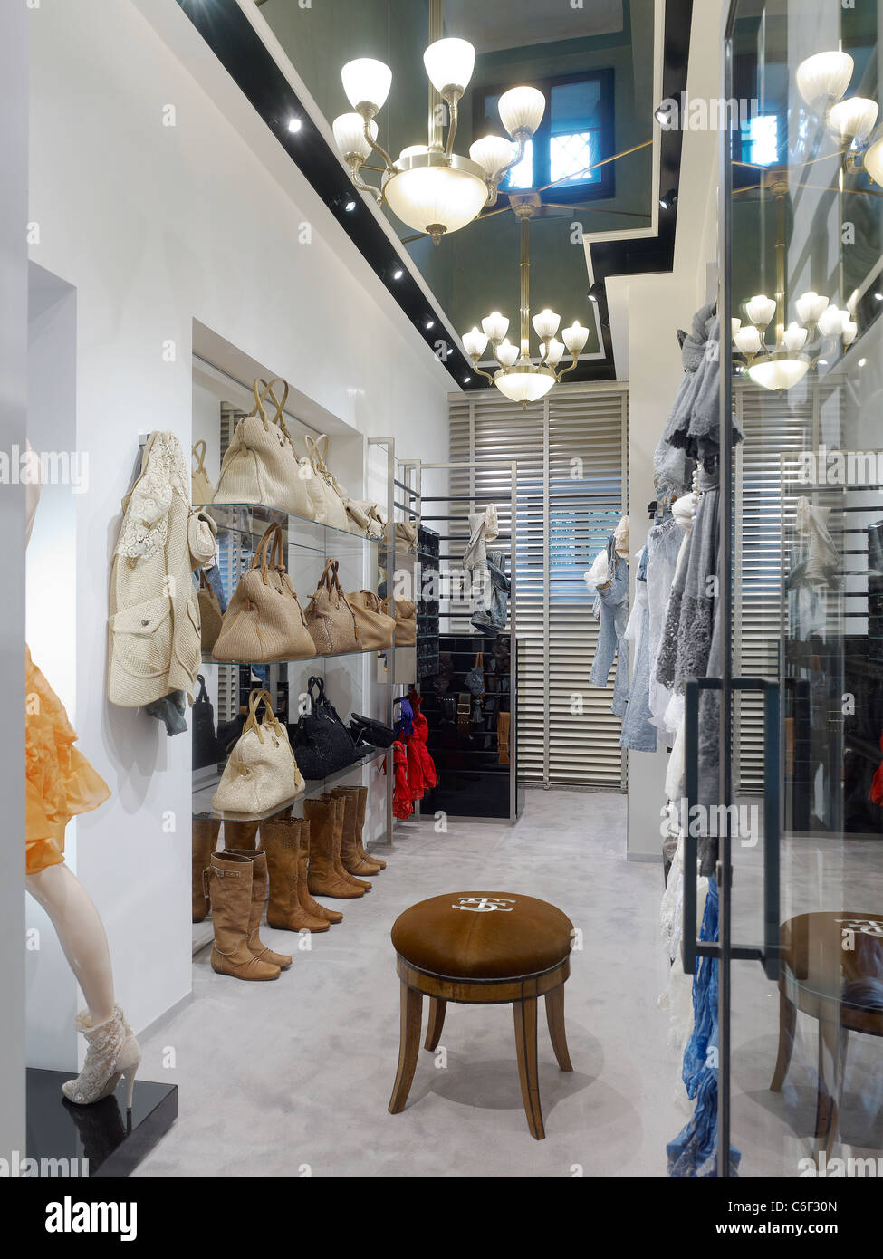 Modern italian fashion hi-res stock photography and images - Alamy