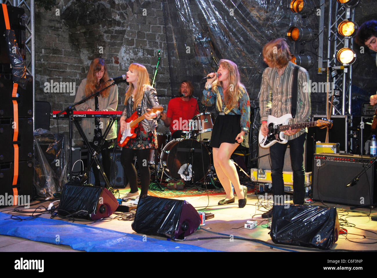 Young people dancing gig hi-res stock photography and images - Alamy