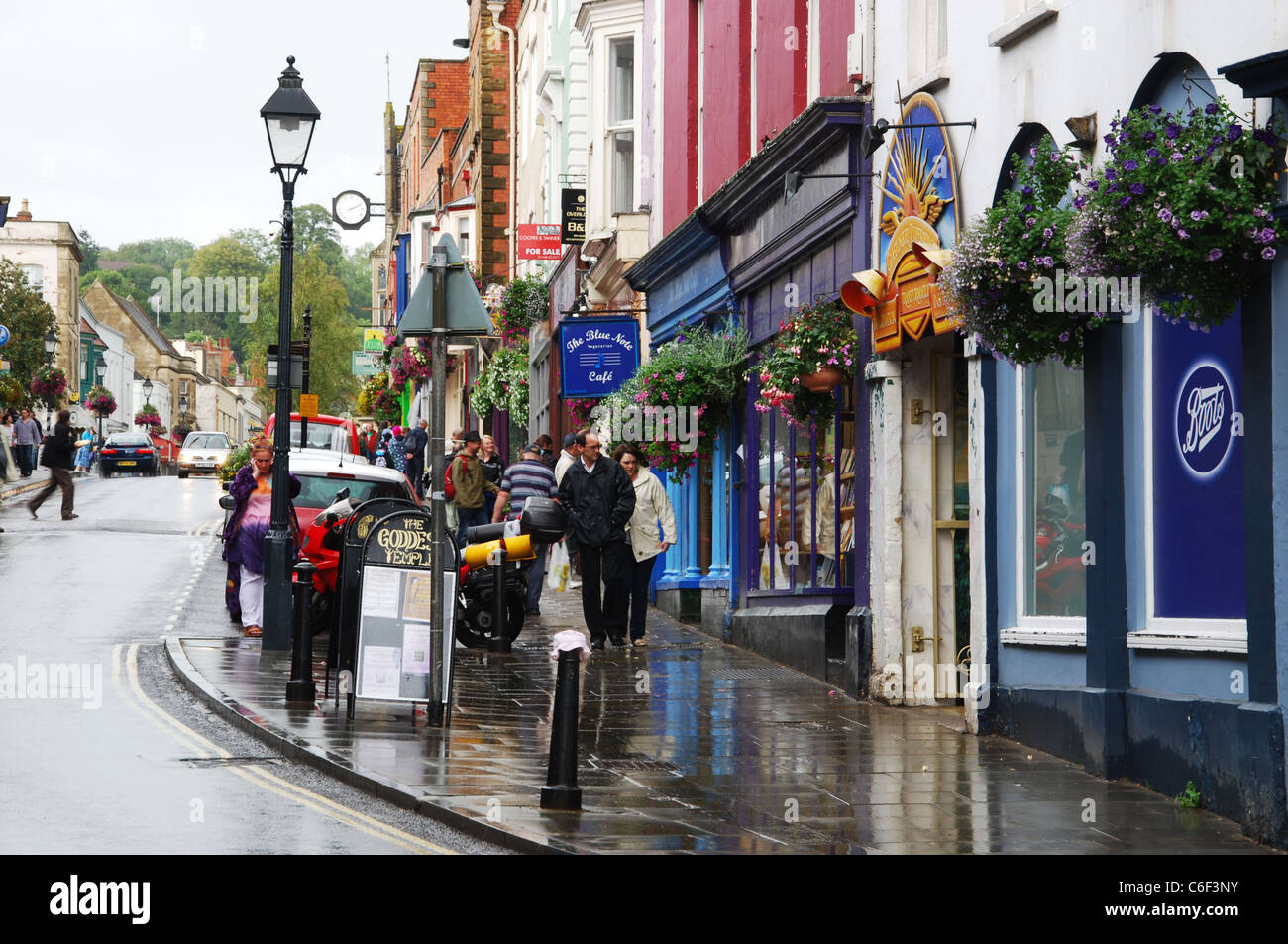 Glastonbury High Street Somerset England Stock Photo - Alamy