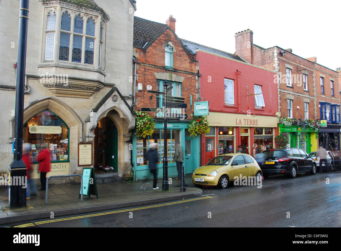 Glastonbury High Street Somerset England Stock Photo - Alamy