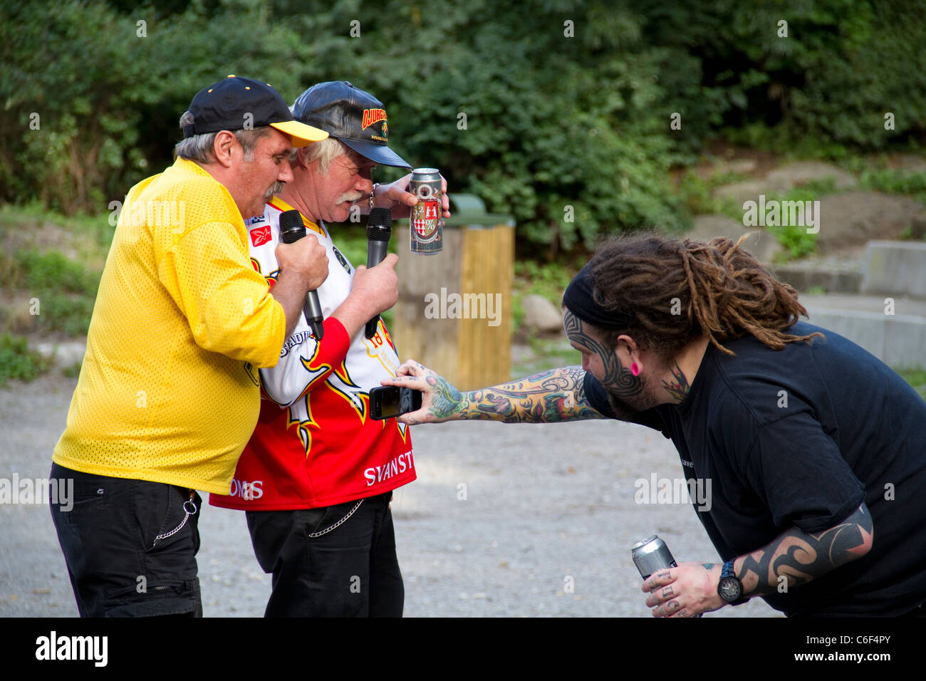 2 Old men sing to mobile Karaoke as Hard Rock guy films with phone in ...