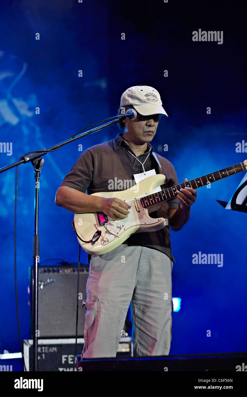 Solo performer on stage hi-res stock photography and images - Alamy