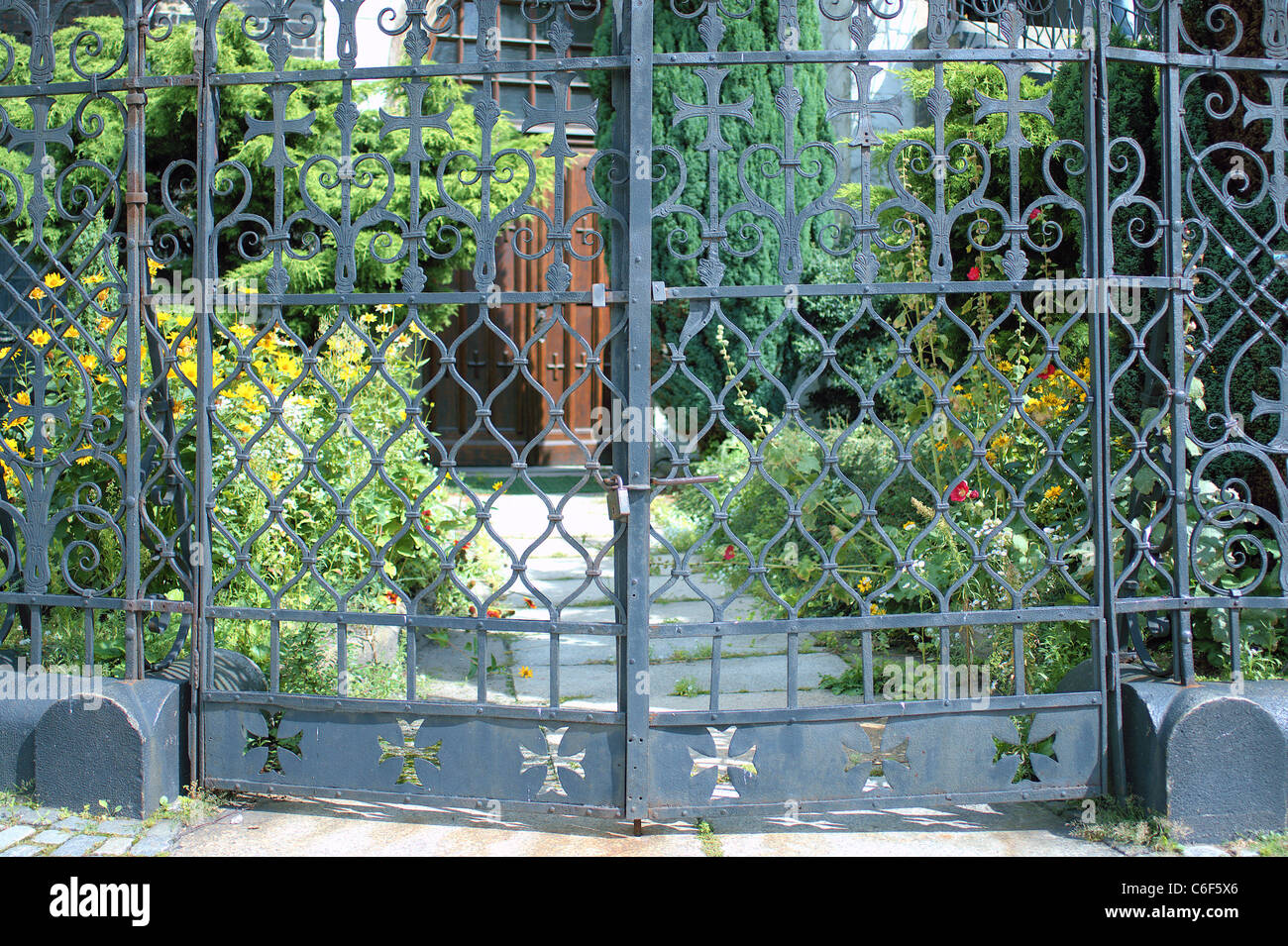 Closed church hi-res stock photography and images - Alamy