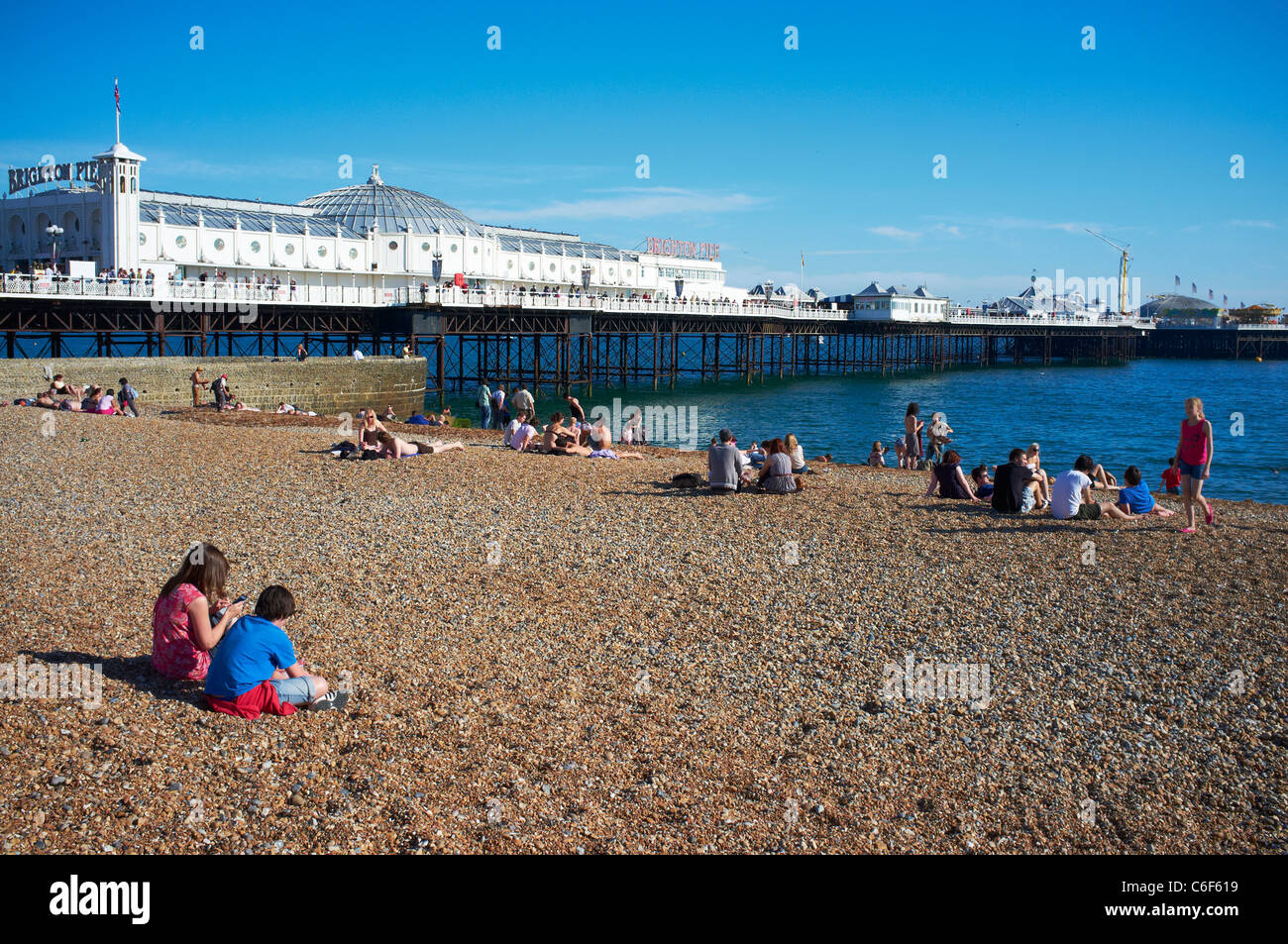 Brighton beach england packed hi-res stock photography and images - Alamy