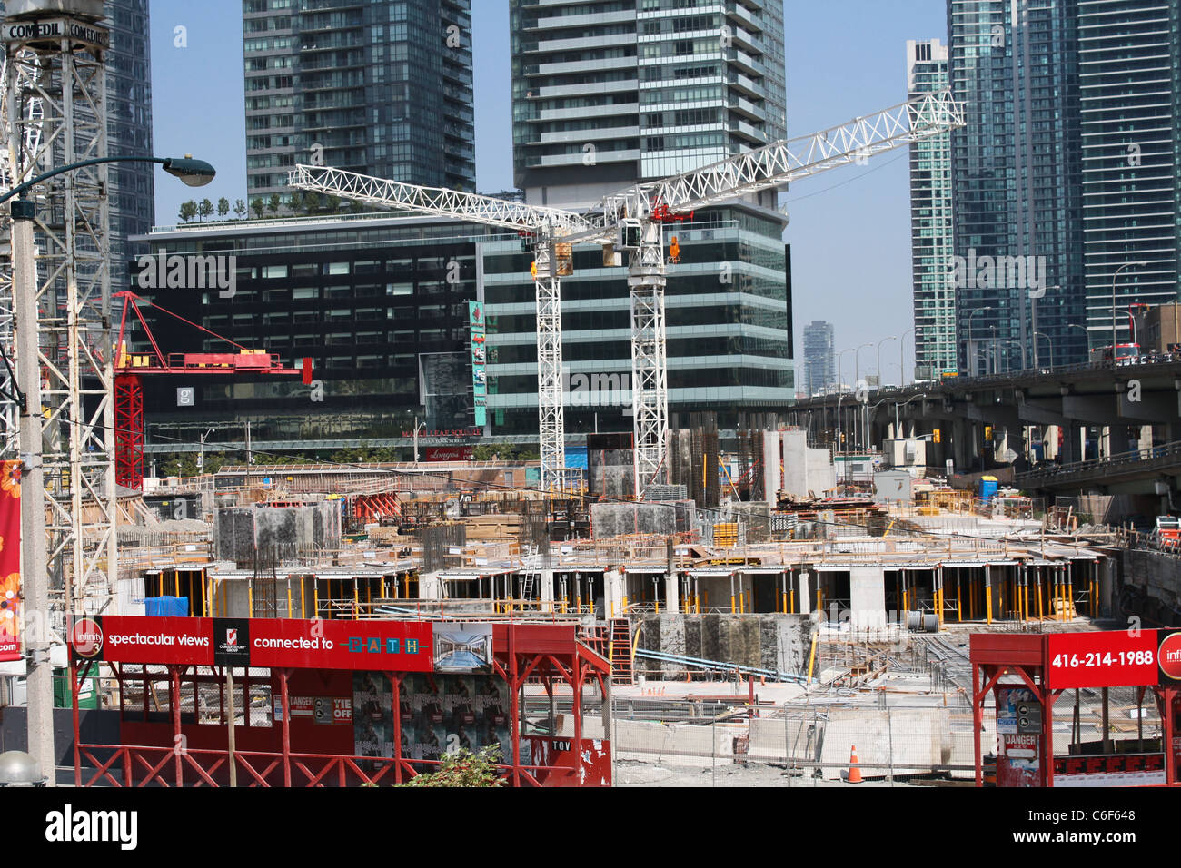 building construction site busy city downtown Stock Photo - Alamy