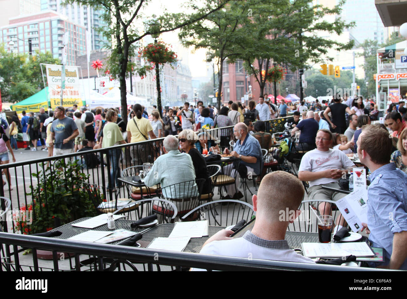 restaurant outdoor street patio busy Stock Photo - Alamy