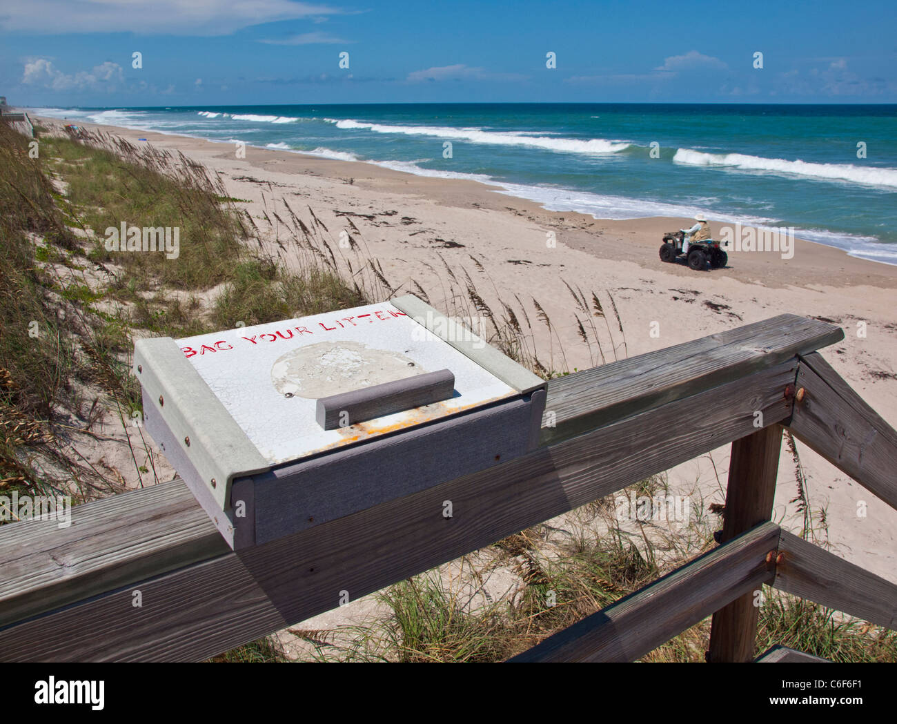 Littering beaches hi-res stock photography and images - Alamy