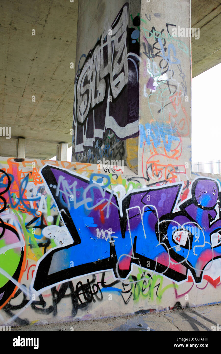 Street art underpass london hi-res stock photography and images - Alamy