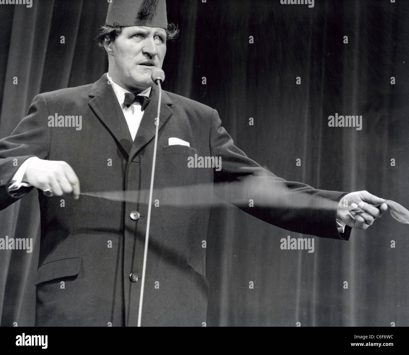 TOMMY COOPER (1921-1984) Welsh comedian and magician Stock Photo - Alamy