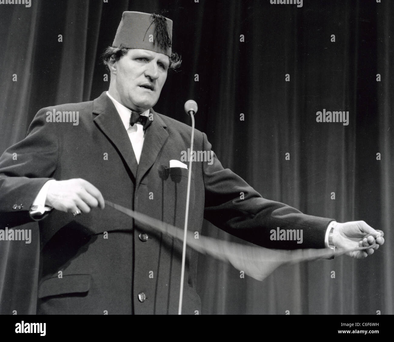 TOMMY COOPER (1921-1984) Welsh comedian and magician Stock Photo - Alamy