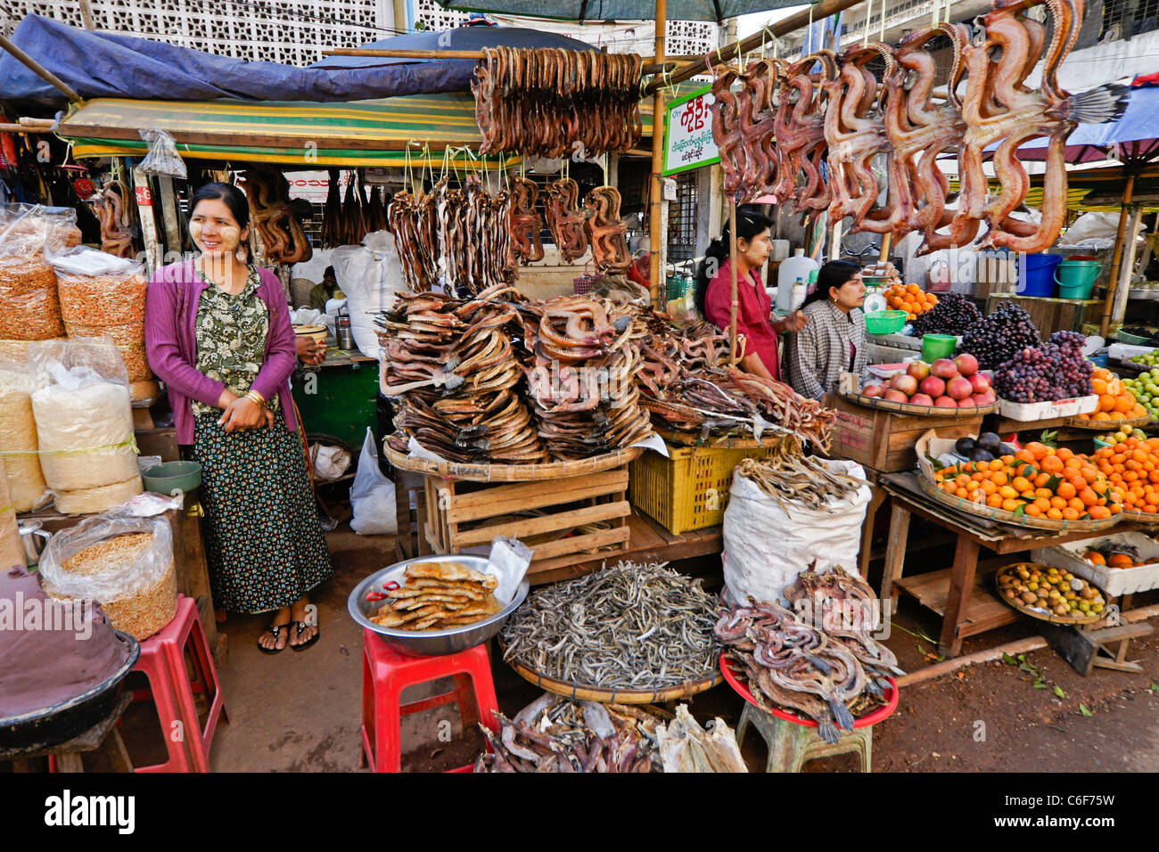 Burmese market hi-res stock photography and images - Alamy