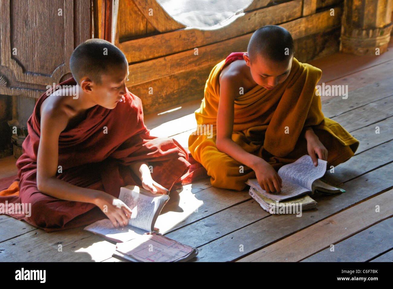 Novice monks studying at Buddhist monastery, Myanmar (Burma Stock Photo ...