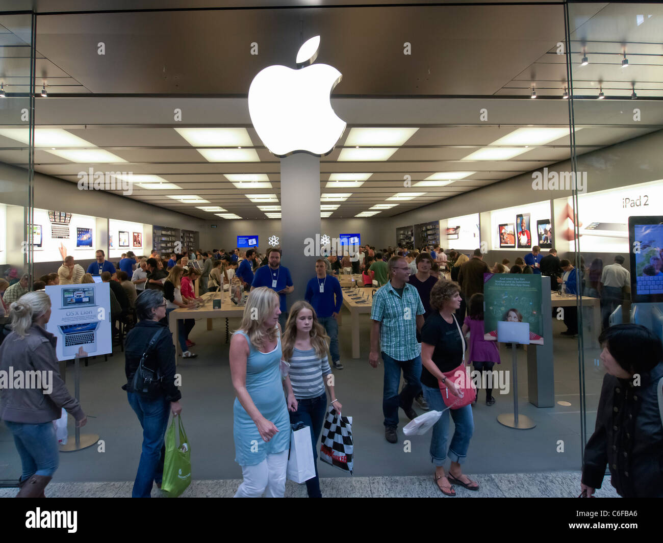 Busy Apple shop at Centro one of Europe's largest shopping mall in ...