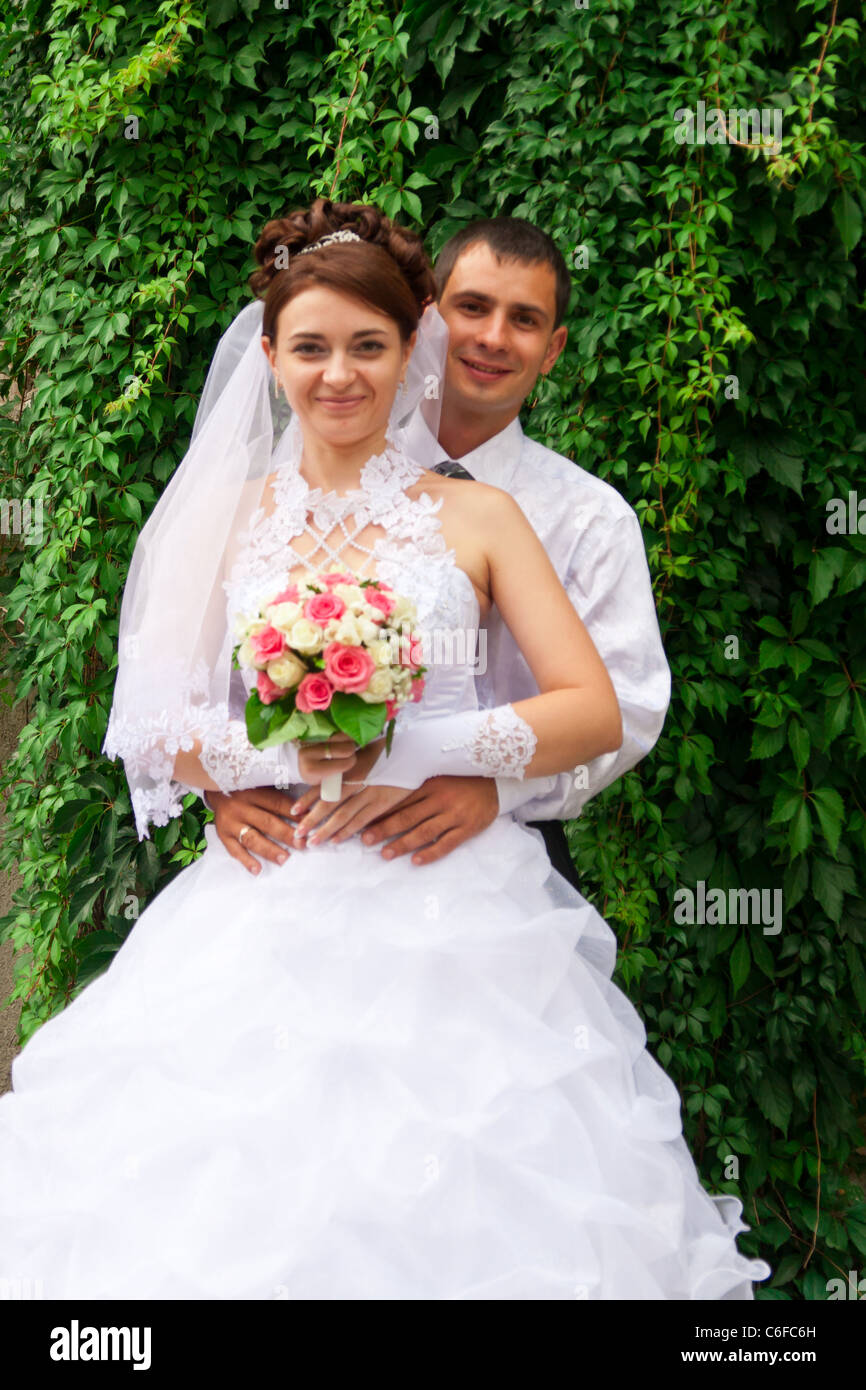 Happy smiling bride and groom Stock Photo - Alamy