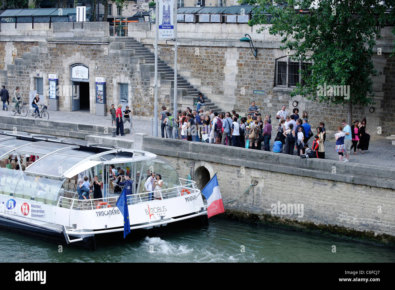 Queue france hi-res stock photography and images - Alamy
