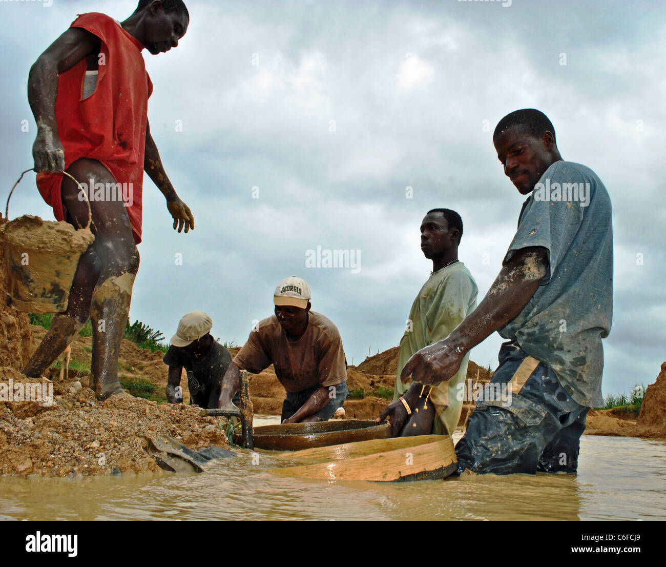 Diamond miners kono sierra leone hi-res stock photography and images ...