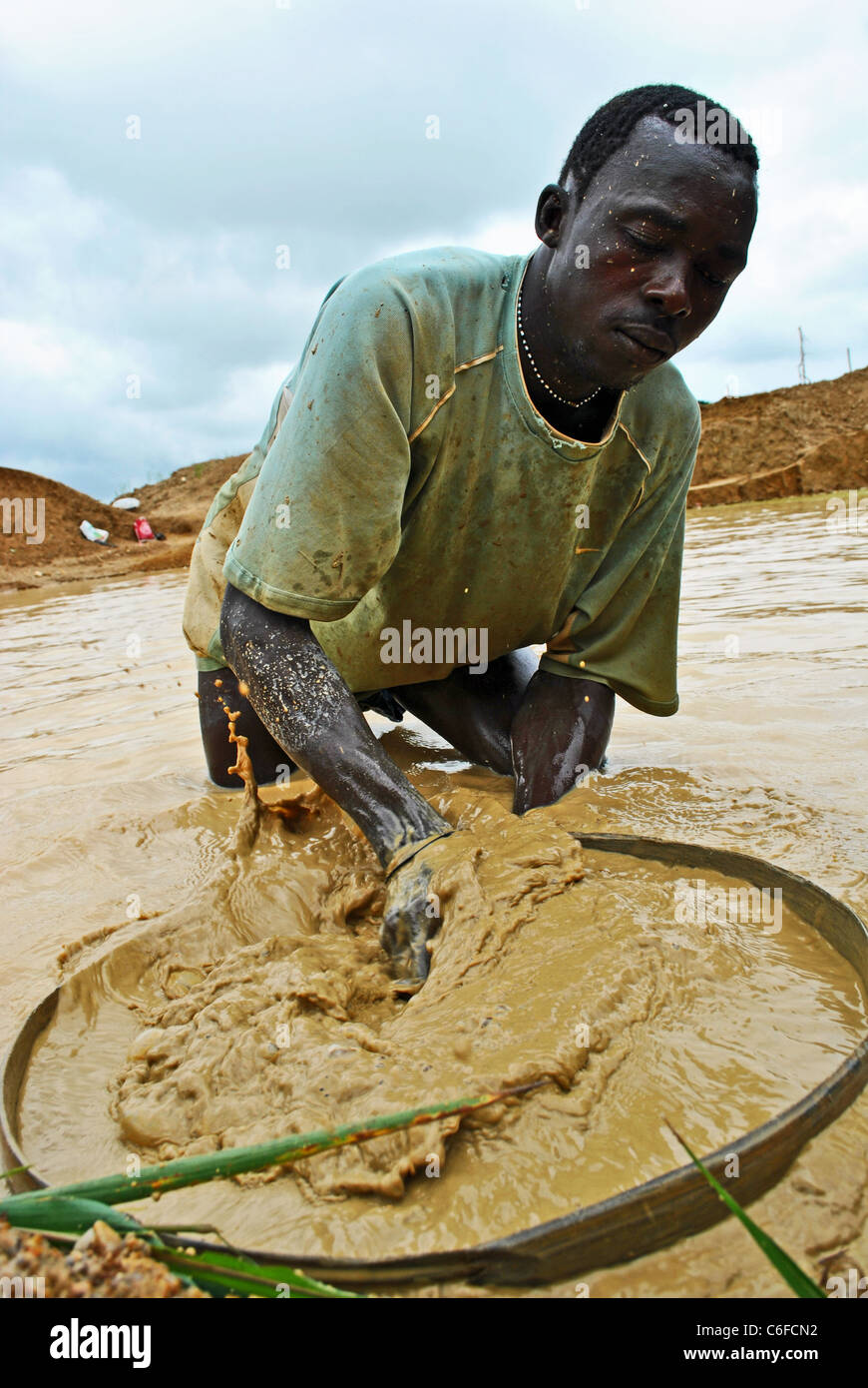 Panning for diamonds in Kono, Sierra Leone Stock Photo - Alamy