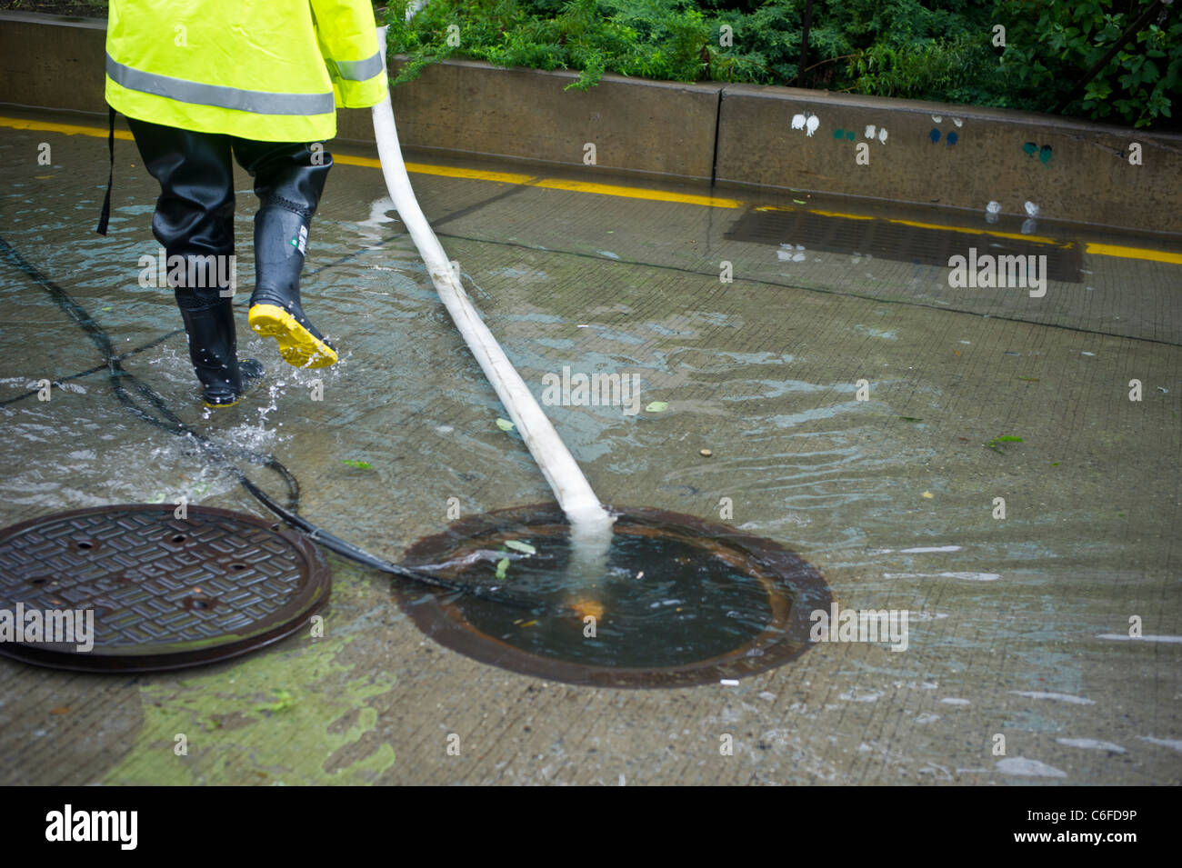 Water flooding manhole hi-res stock photography and images - Alamy